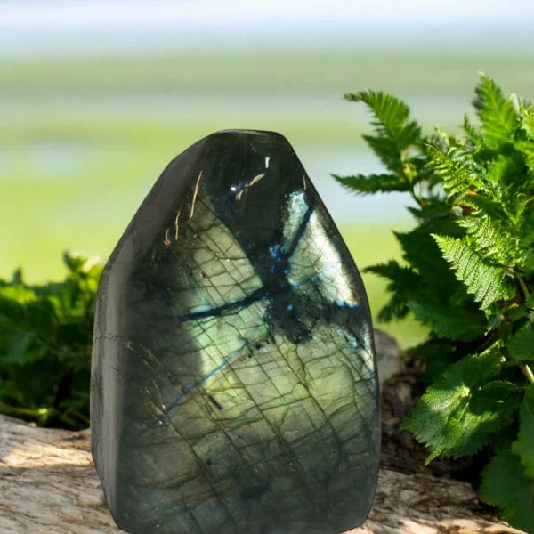 Labradorite : Vertus, Signification et Bienfaits en Lithothérapie ...